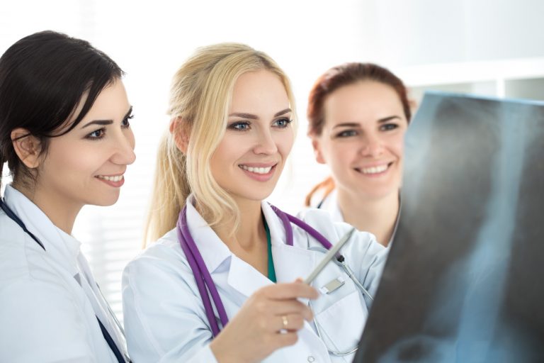 mujer medicina doctora - https://medicinagaditana.es